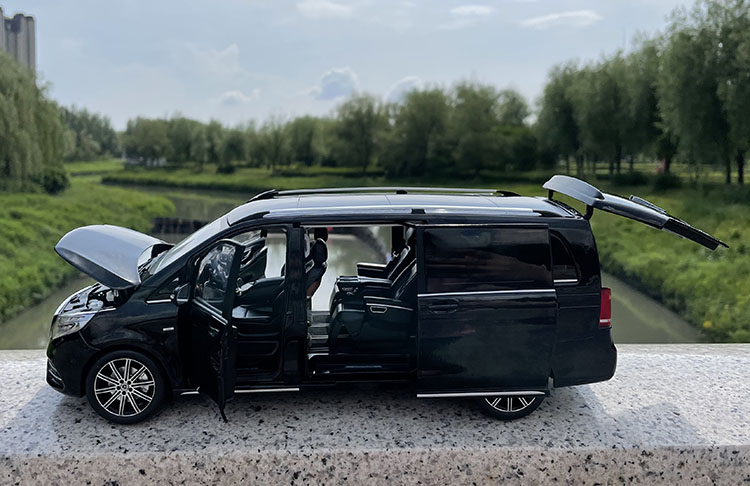 Mercedes-Benz V-Class L 1:18 MPV Dealer ( Black ) -