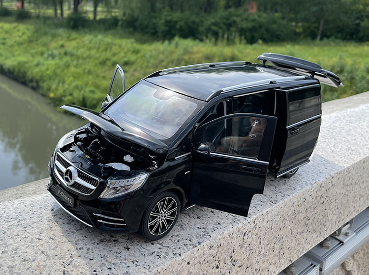 Mercedes-Benz V-Class L 1:18 MPV Dealer ( Black ) -