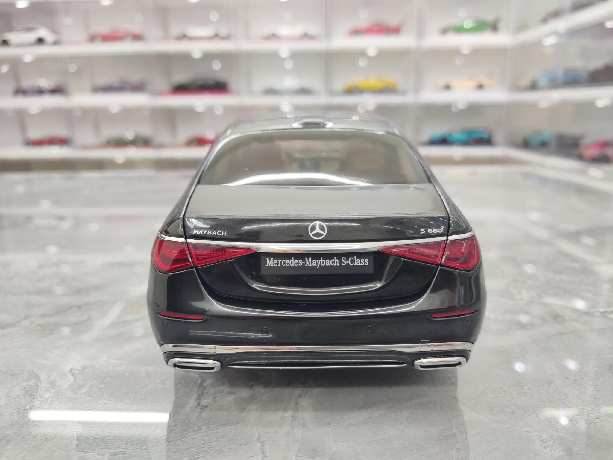 Mercedes-Benz Maybach S680 2021 Almost Real 1:18 (Obsidian Black)