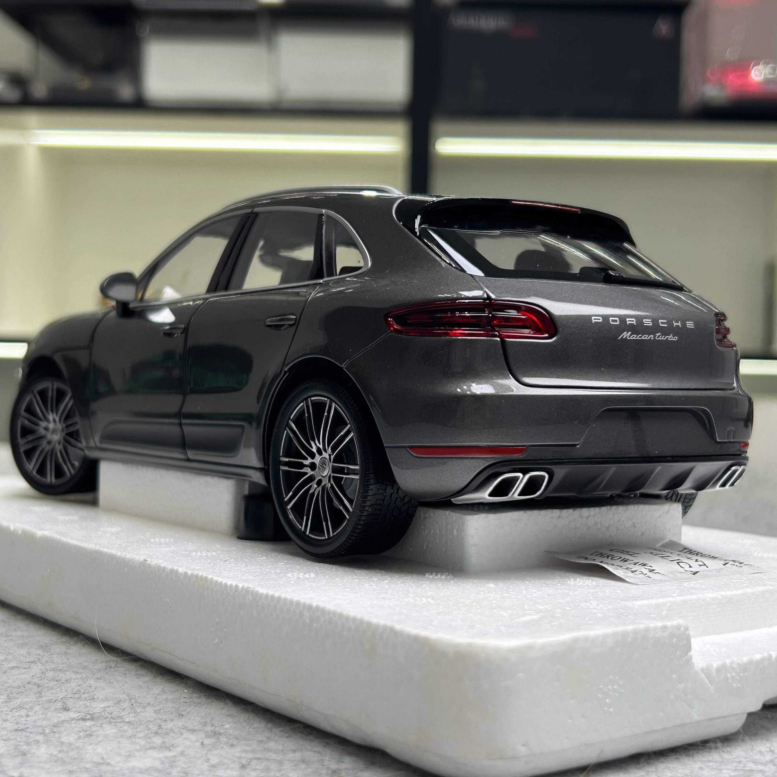 Porsche MACAN TURBO 1:18 Minichamps (Grey)
