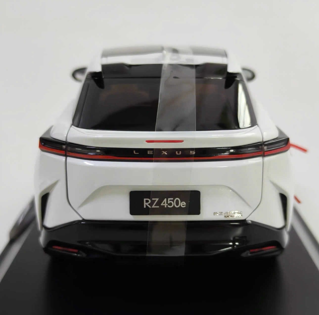 Lexus RZ 450e 1:18 Dealer (White)