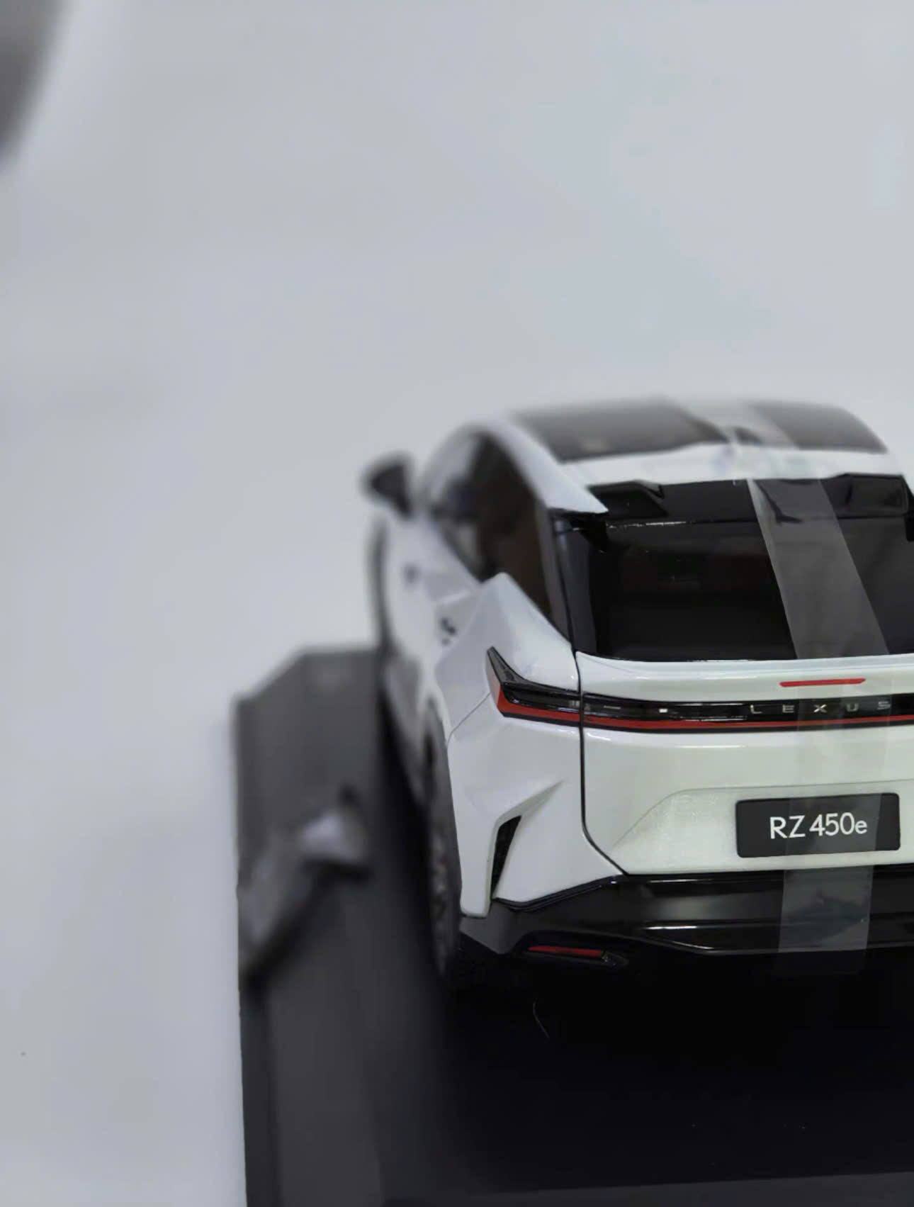 Lexus RZ 450e 1:18 Dealer (White)