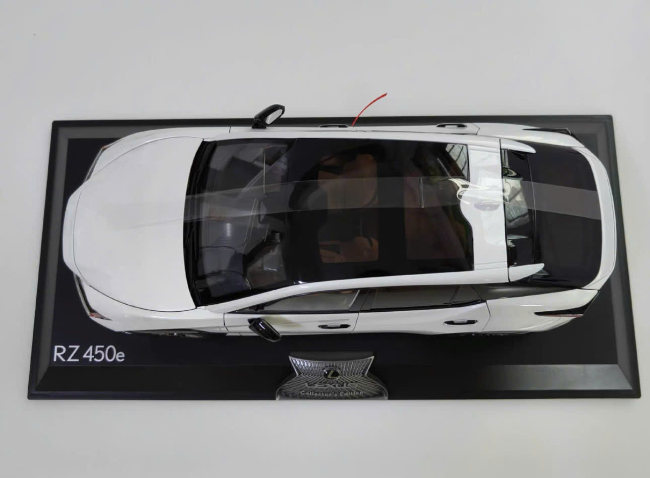 Lexus RZ 450e 1:18 Dealer (White)